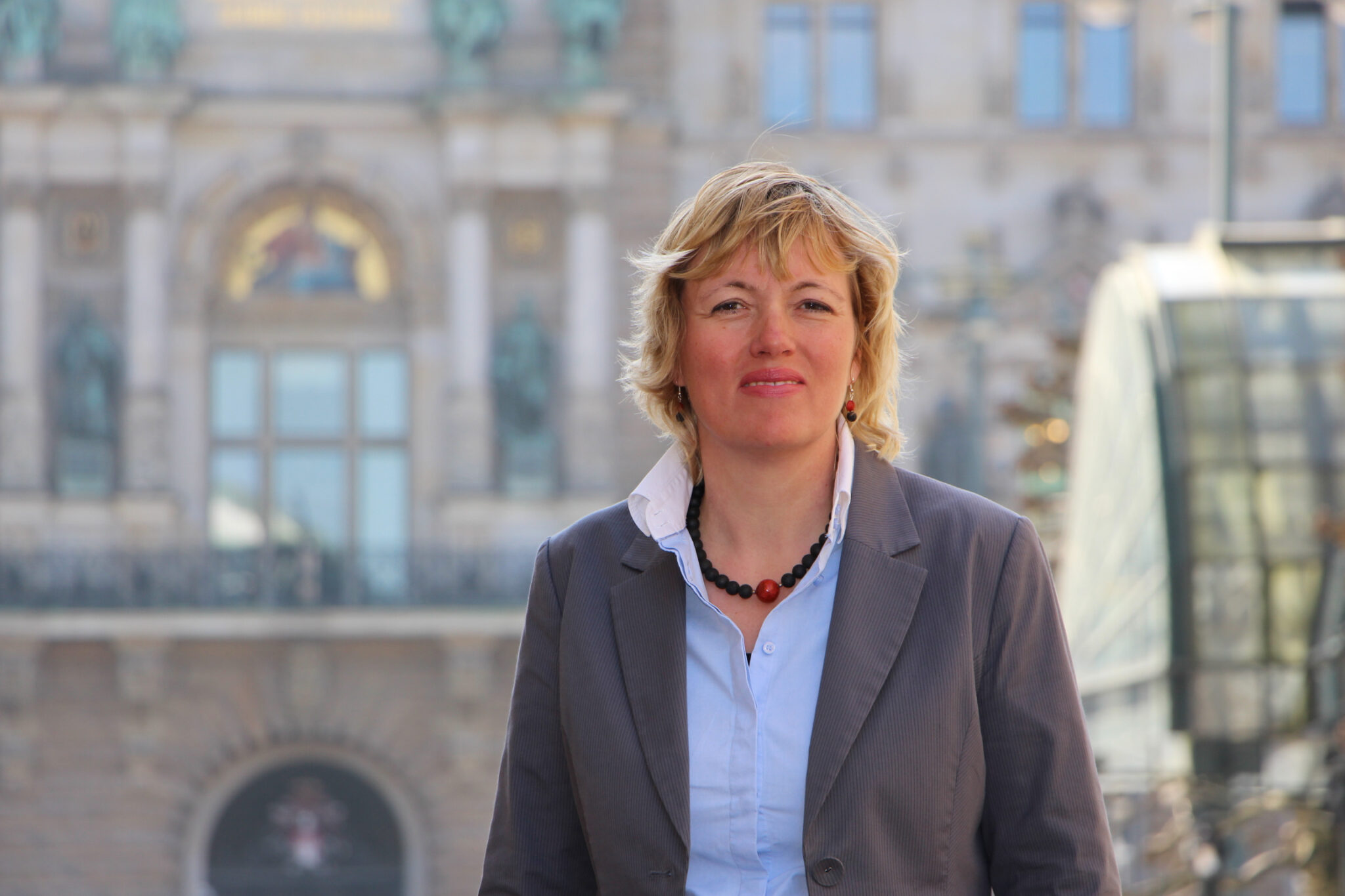 Astrid Hennies lädt ins Hamburger Rathaus ein - Astrid Hennies